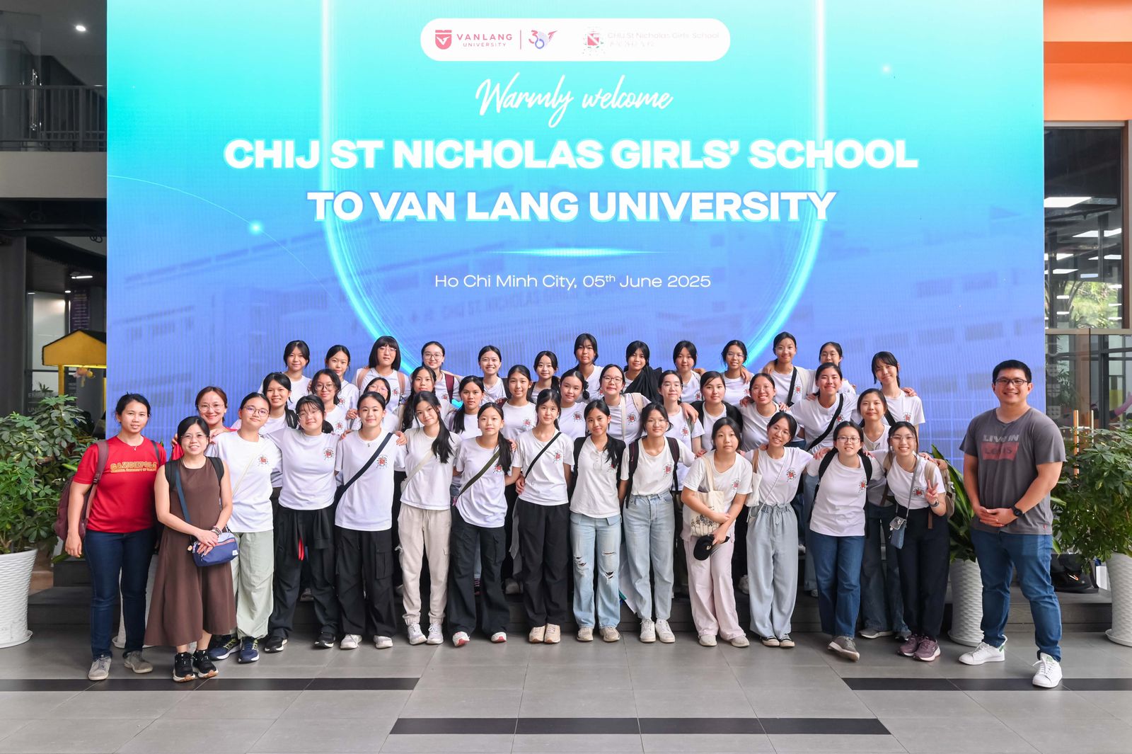 Văn Lang đón đoàn học sinh CHIJ St. Nicholas Girls’ School (Singapore) đến tham quan và học tập
