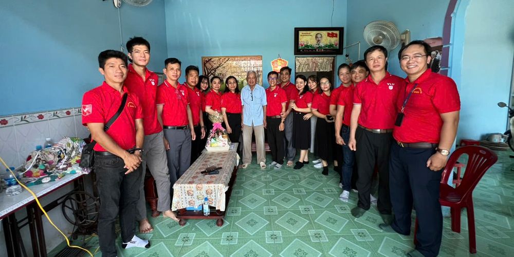 Hành trình về miền đất đỏ