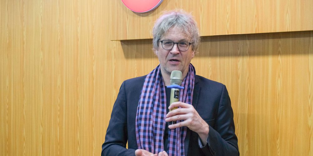 The ceremony of receiving and introducing books from Professor Michael ...