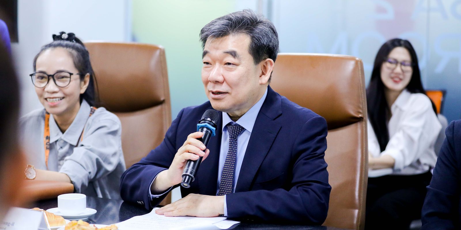 Trường Đại học Văn Lang đón tiếp Tổng Lãnh sự quán Hàn Quốc tại TP.HCM