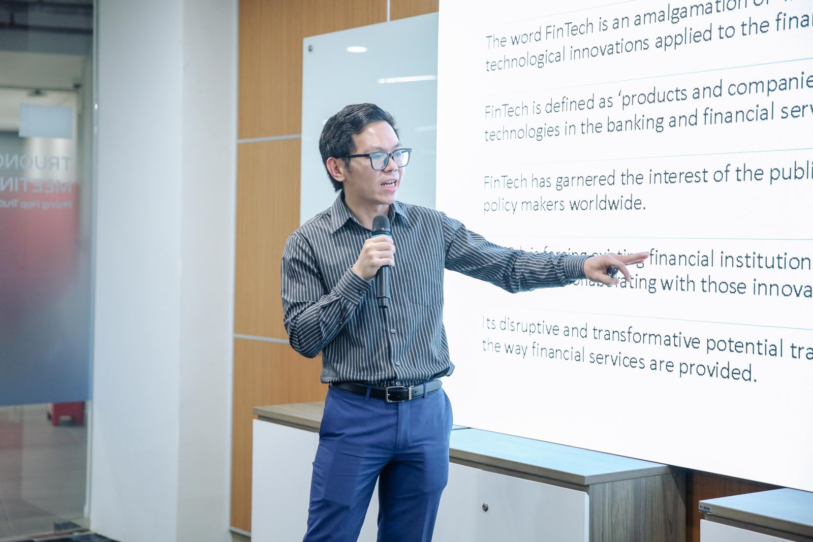 PGS. Mardy Chiah từ Đại học Newcastle, Úc dạy chuyên đề về công nghệ ...