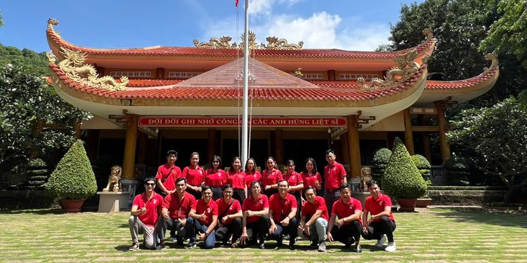 Hành trình về miền đất đỏ