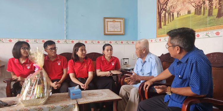 Hành trình về miền đất đỏ