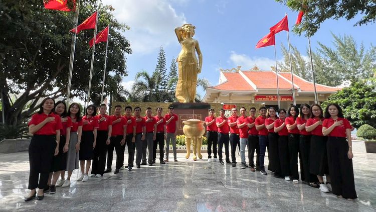 Hành trình về miền đất đỏ