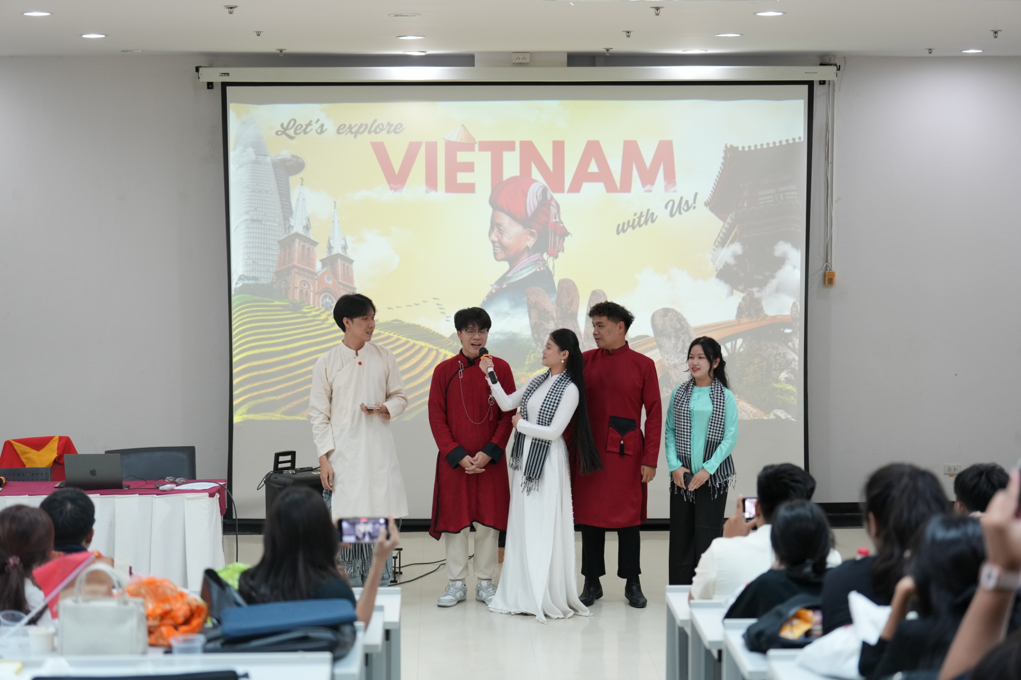 Sinh viên Văn Lang tham gia International Youth Camp 2025 tại Thái Lan: Hội nhập, truyền cảm ...