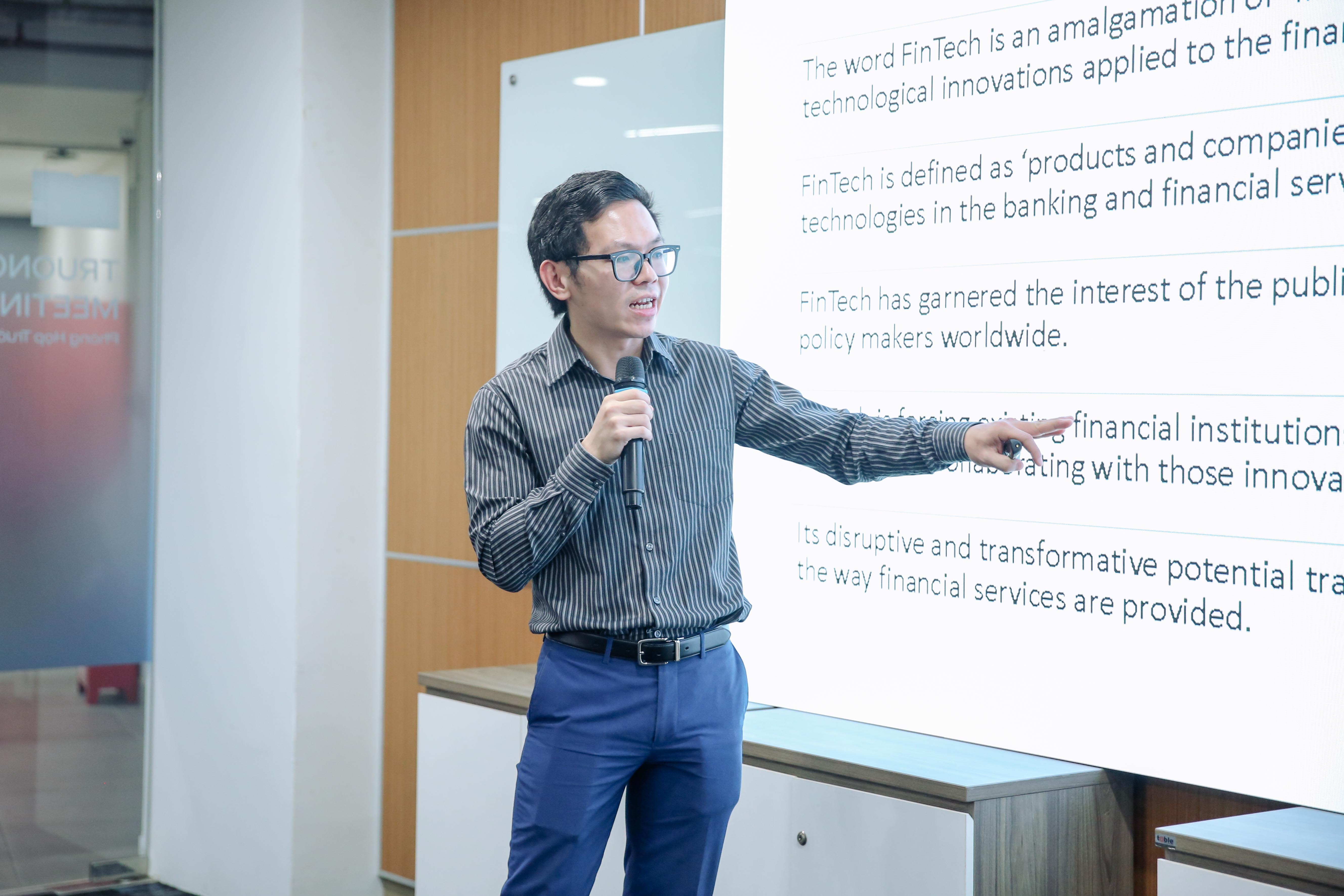 PGS. Mardy Chiah từ Đại học Newcastle, Úc dạy chuyên đề về công nghệ ...